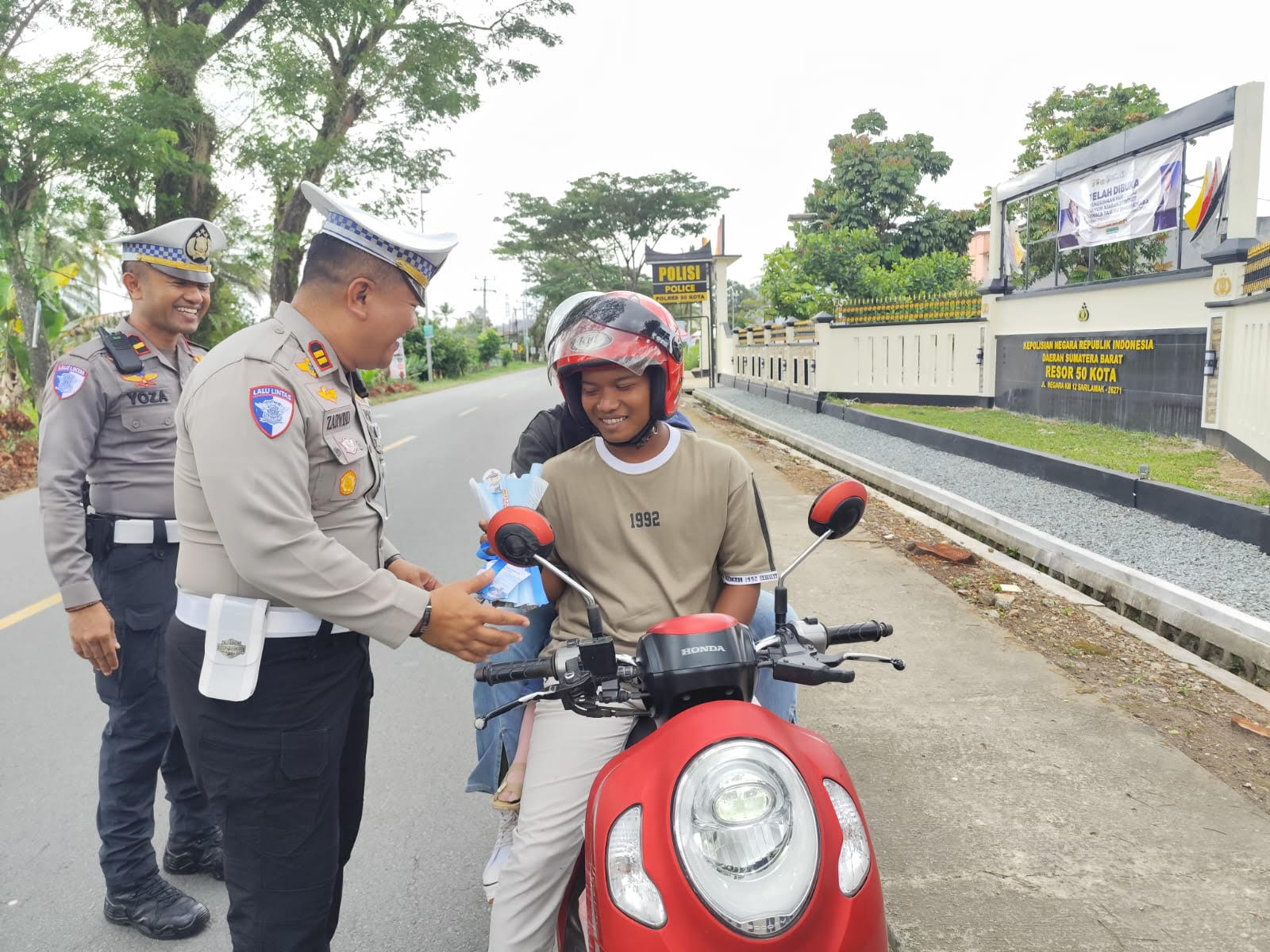 Satlantas 50 Kota Beri Cokelat dan Bunga untuk Pengendara Tertib ...